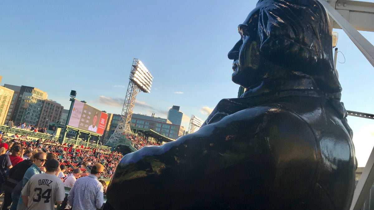 您可以在Fenway Park的新'Sam甲板'喝一个波士顿啤酒手册