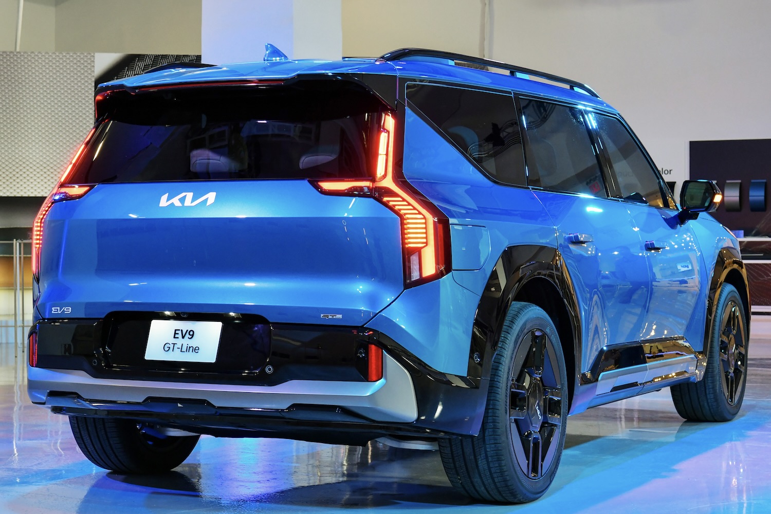 全电KiaEV9首映3级自主技术达379hp-手册