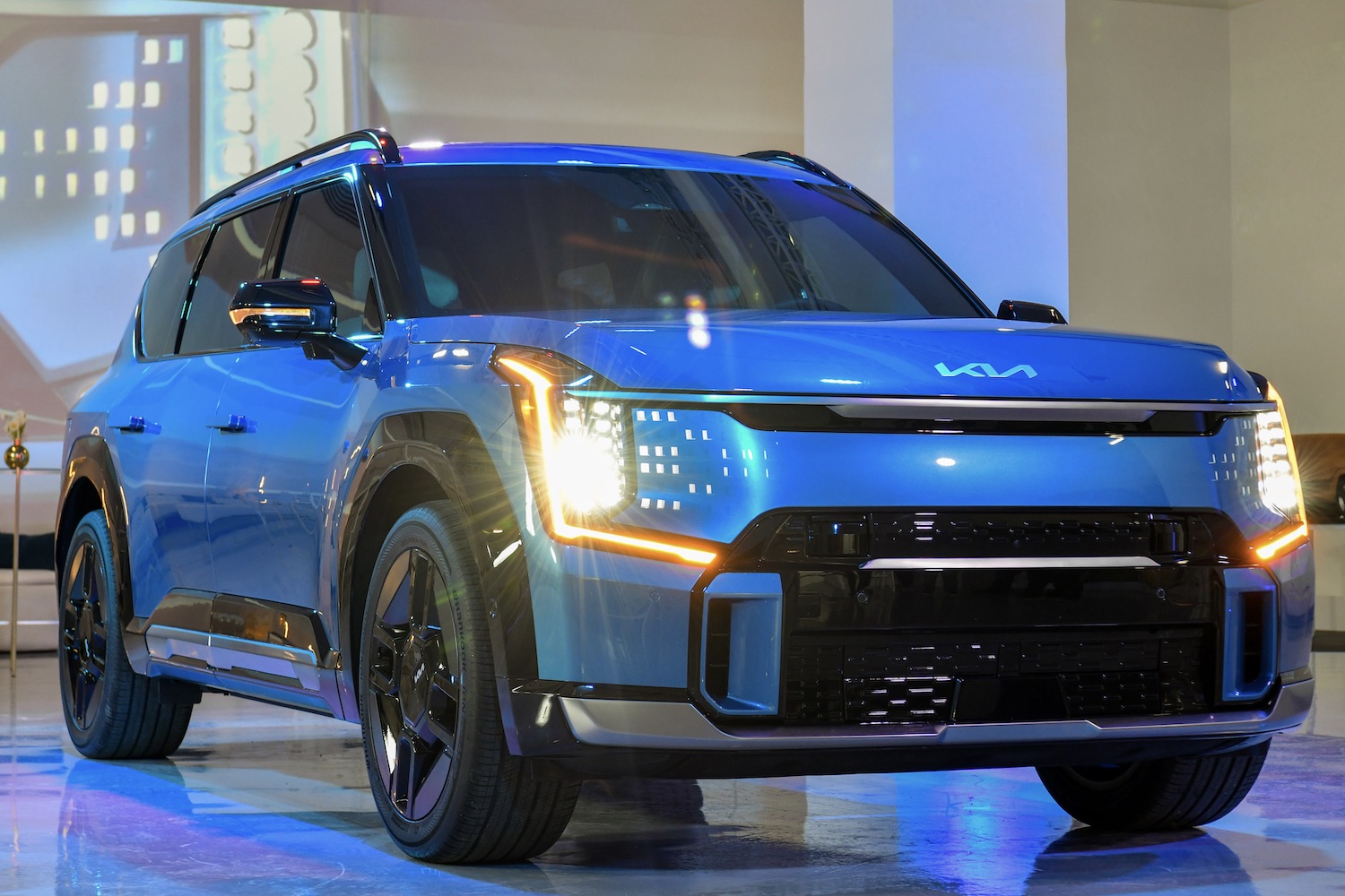 全电KiaEV9首映3级自主技术达379hp-手册