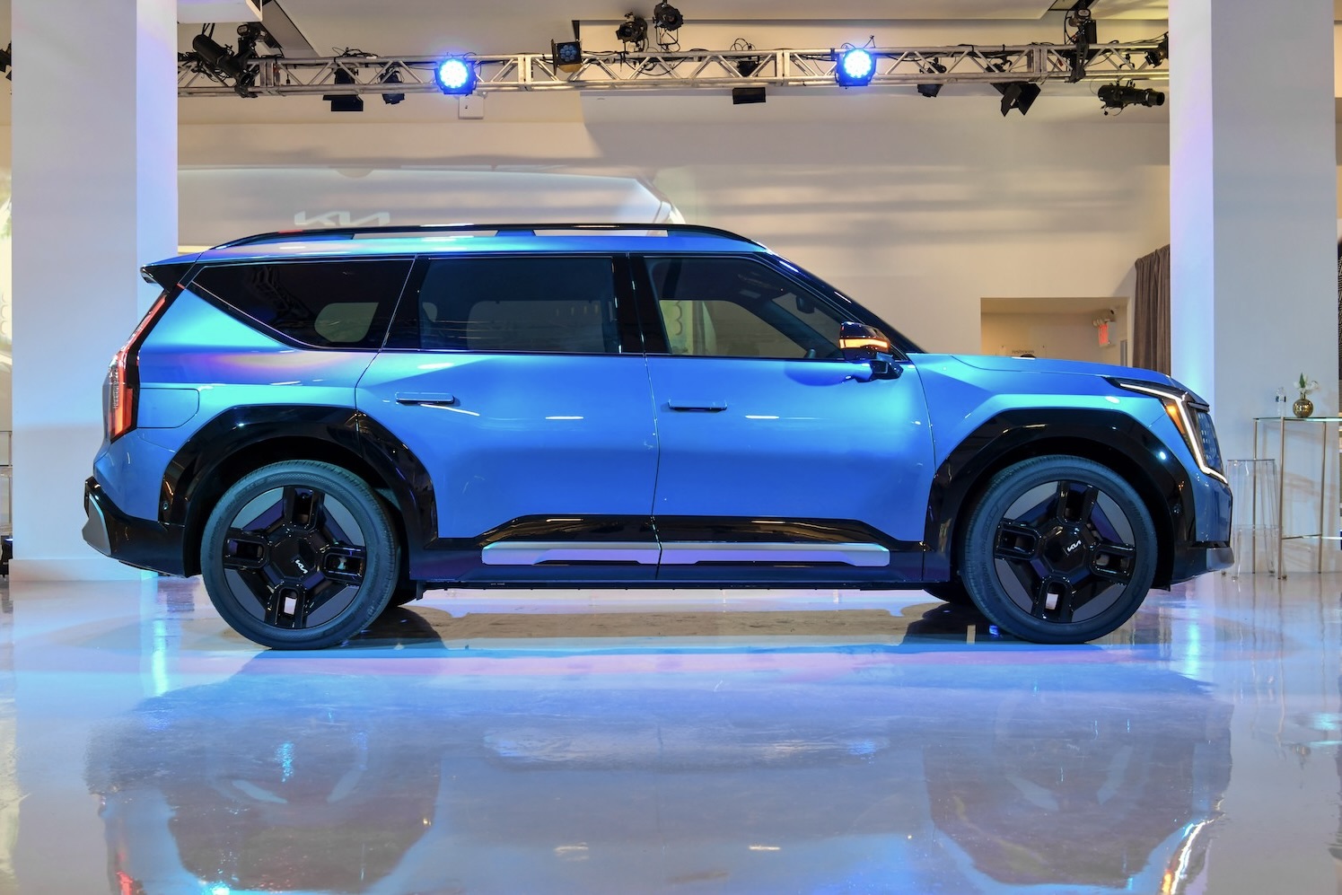 全电KiaEV9首映3级自主技术达379hp-手册