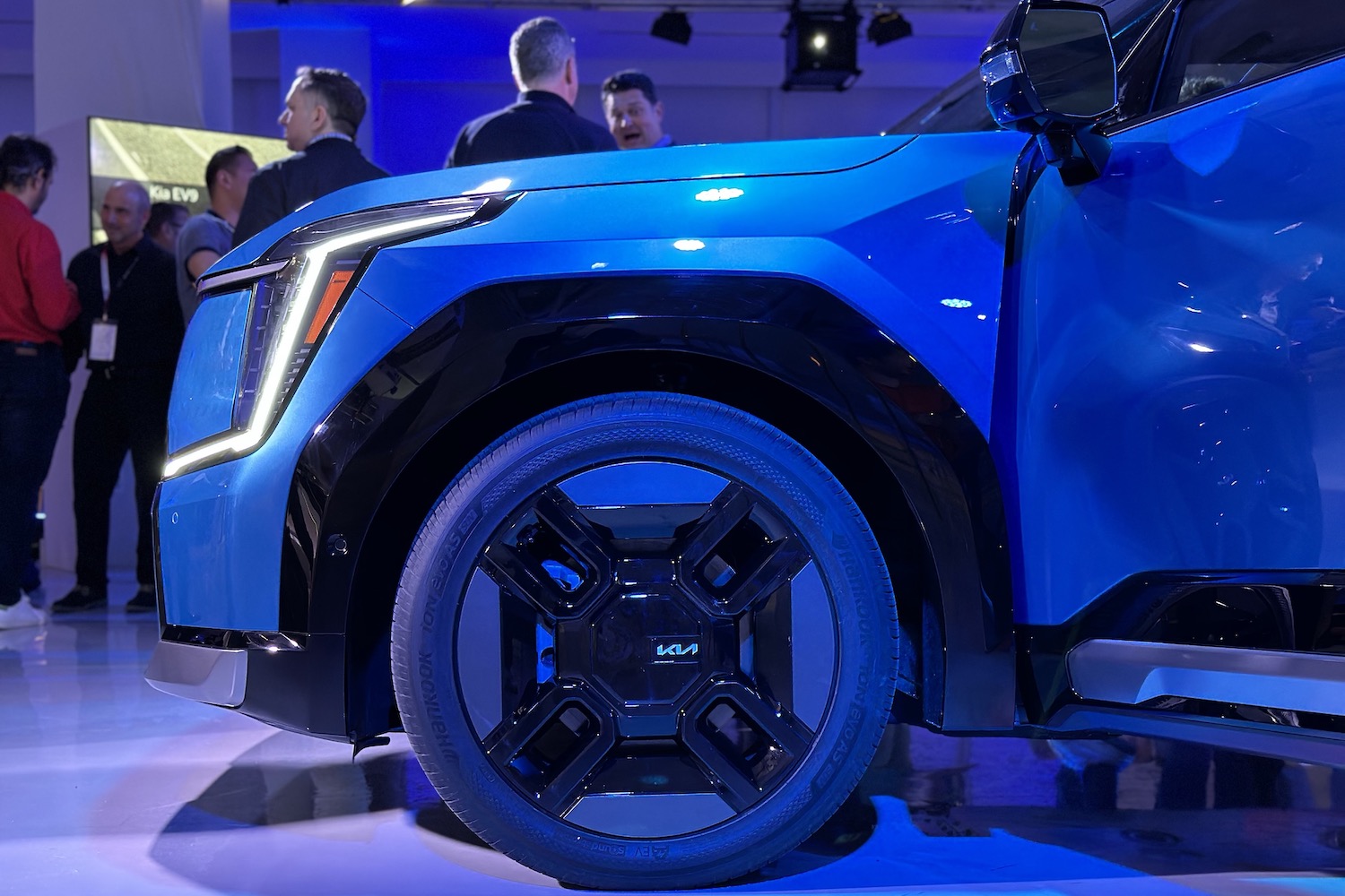 全电KiaEV9首映3级自主技术达379hp-手册