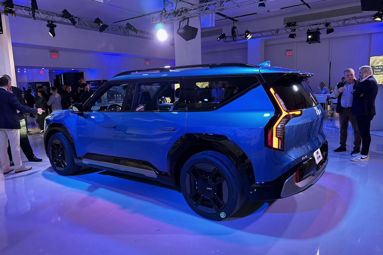 全电KiaEV9首映3级自主技术达379hp-手册