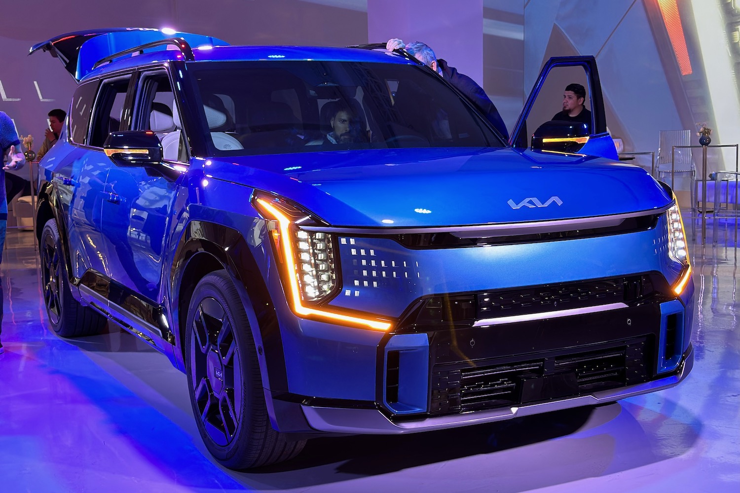 全电KiaEV9首映3级自主技术达379hp-手册