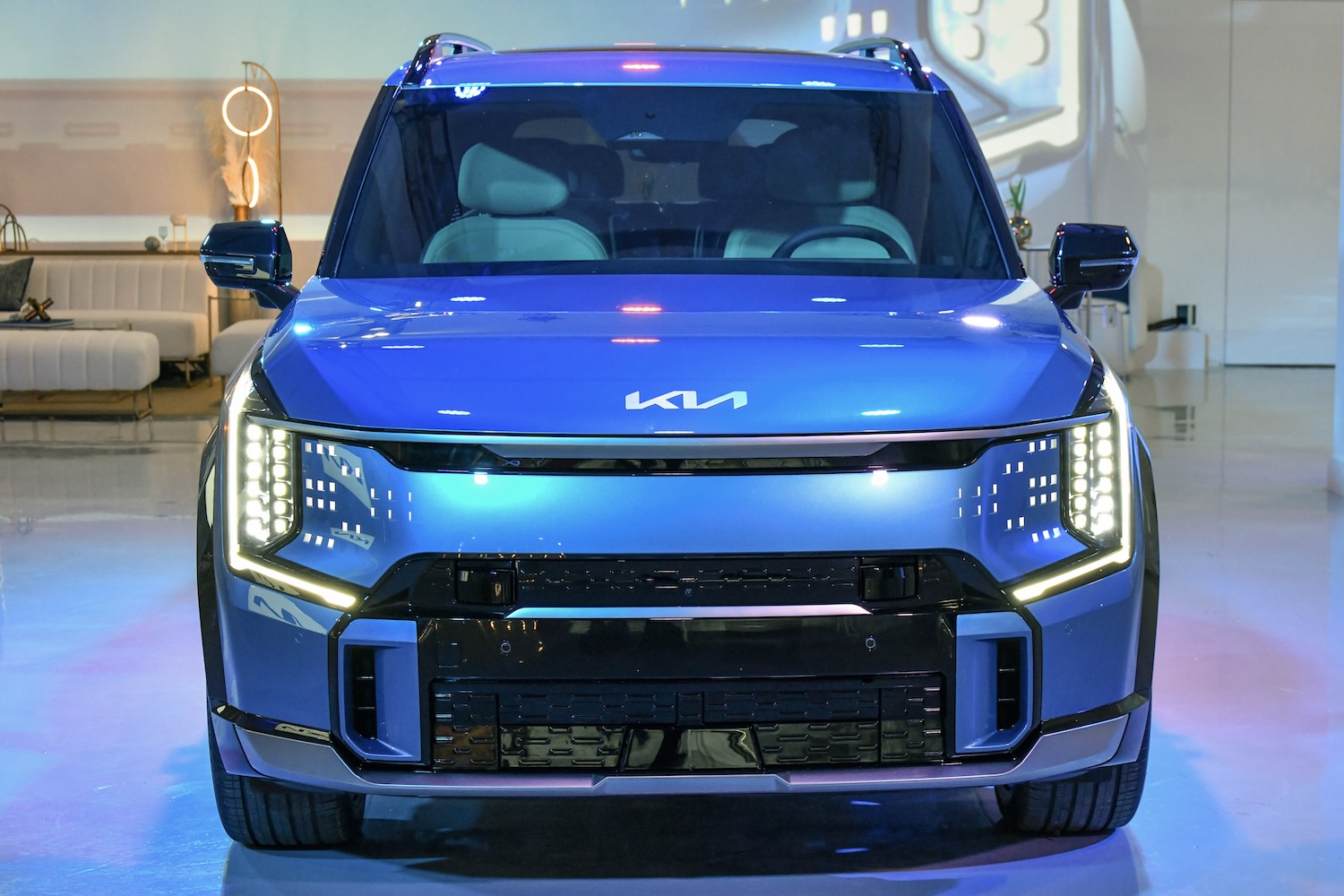 全电KiaEV9首映3级自主技术达379hp-手册