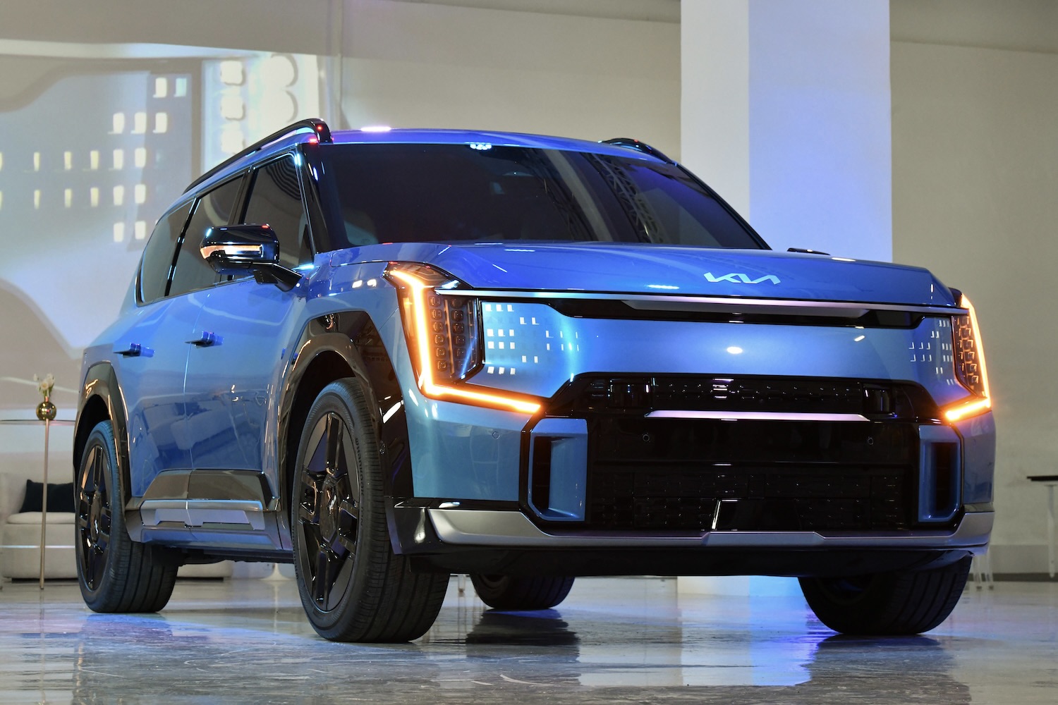 全电KiaEV9首映3级自主技术达379hp-手册