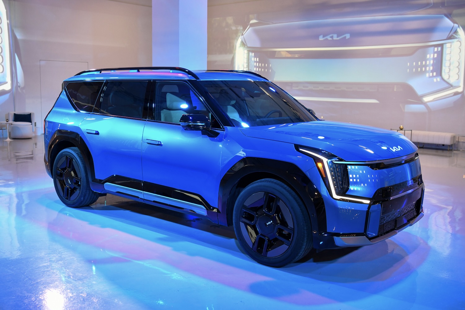 全电KiaEV9首映3级自主技术达379hp-手册